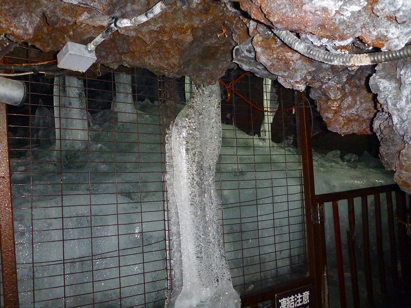 富士山を下る中道歩きを体験 6合目宿で星の観望会 宝永火山火口体験樹海氷穴ハイキング 山のサロン山旅の企画サンサン山倶楽部